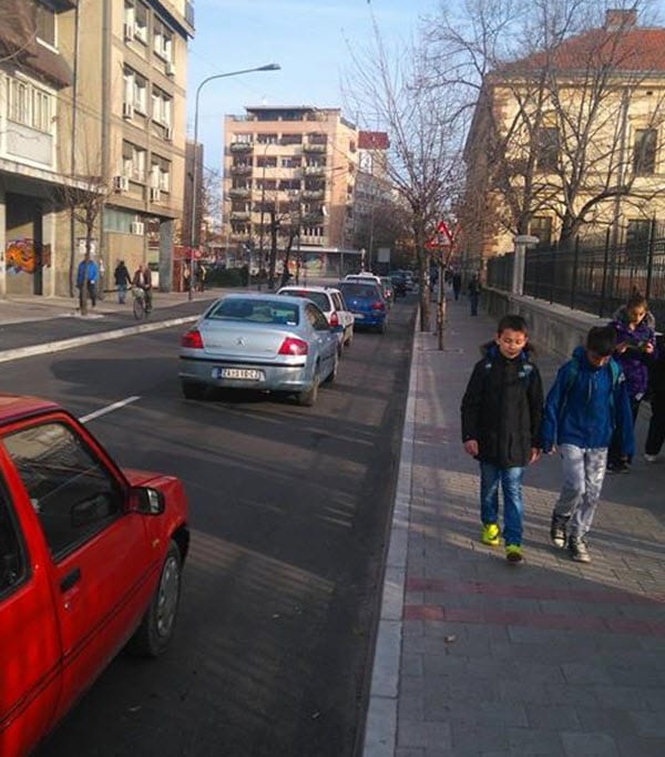 Uske ulice izazivaju kolaps u saobraćaju !!! (FOTO)