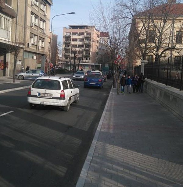 Uske ulice izazivaju kolaps u saobraćaju !!! (FOTO)