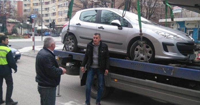 Slika dana: Pogledajte kako "PAUK" nosi automobil jednog čoveka!!!