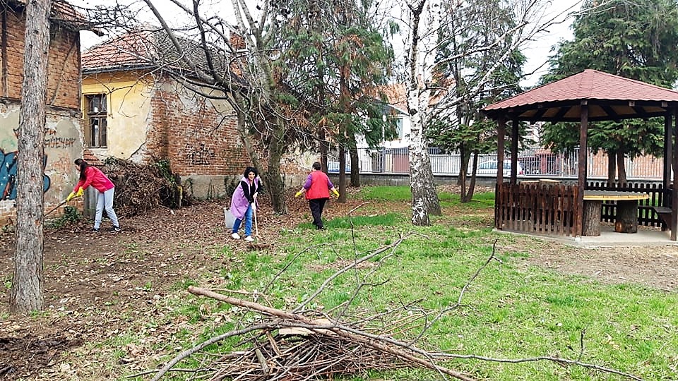 Učenici i zaposleni uredili dvorište škole"Ljubica Radosavljević Nada ...