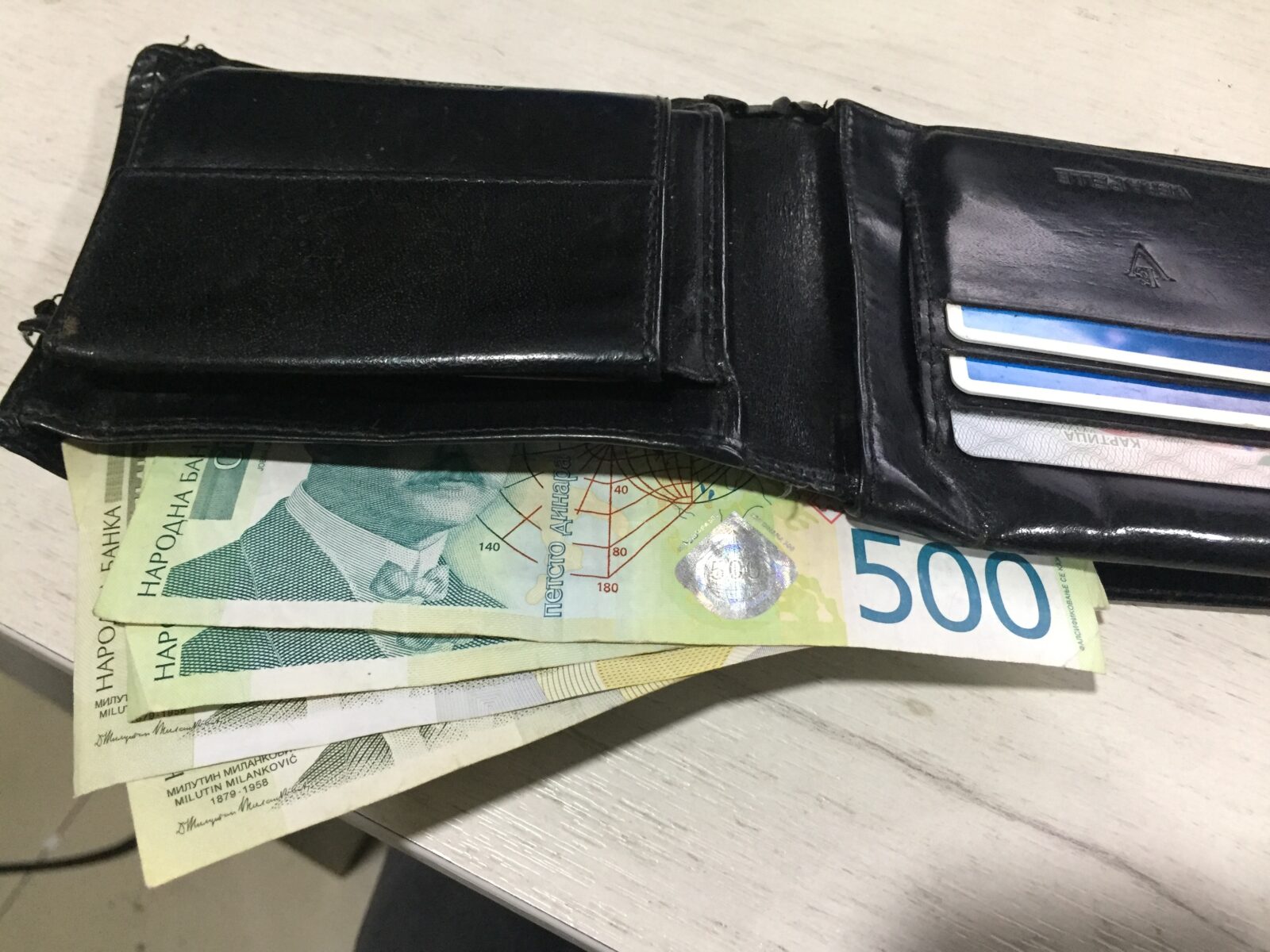 Počela isplata pomoći od 5000 dinara mladima