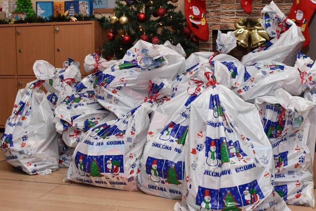 Bor: Novogodišnji paketići za najmlađe, poklon vaučeri za decu u vrtićima!