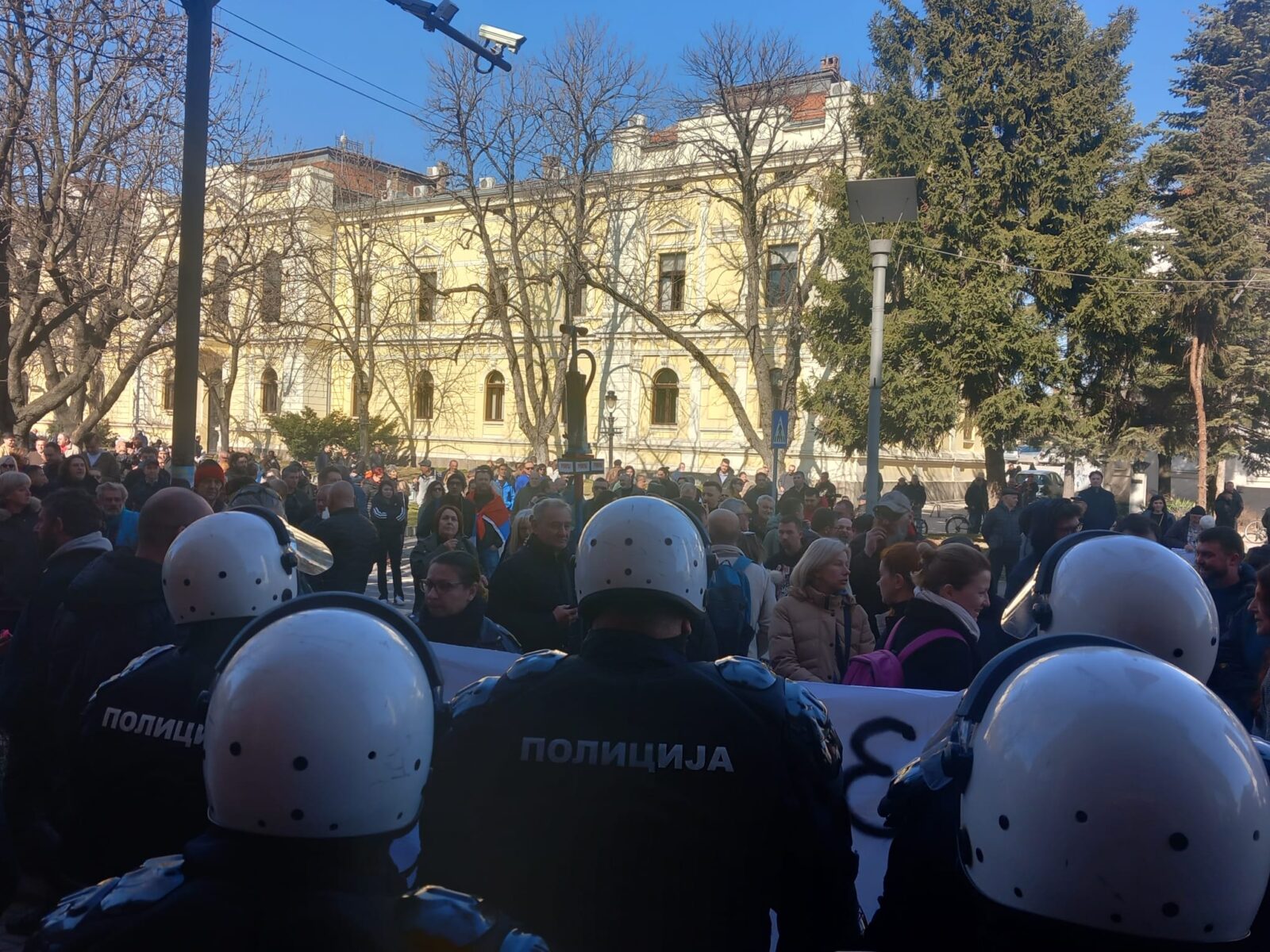 “LOPOVI, IZDAJNICI, PRODALI STE GRAD”