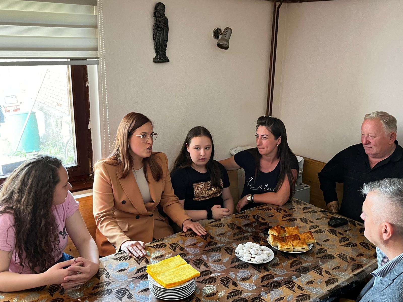 MINISTARKA SARA PAVKOV U POSETI PORODICI IZ ŠLJIVARA!