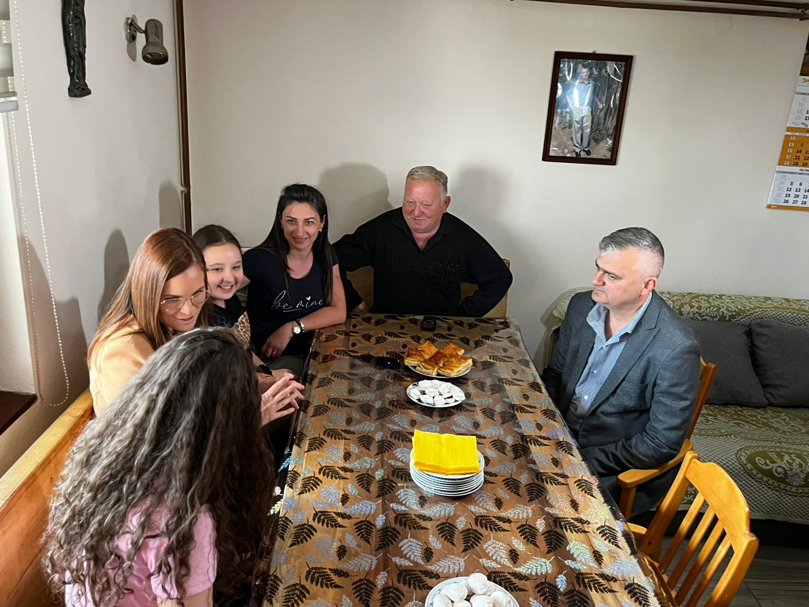 MINISTARKA SARA PAVKOV U POSETI PORODICI IZ ŠLJIVARA!